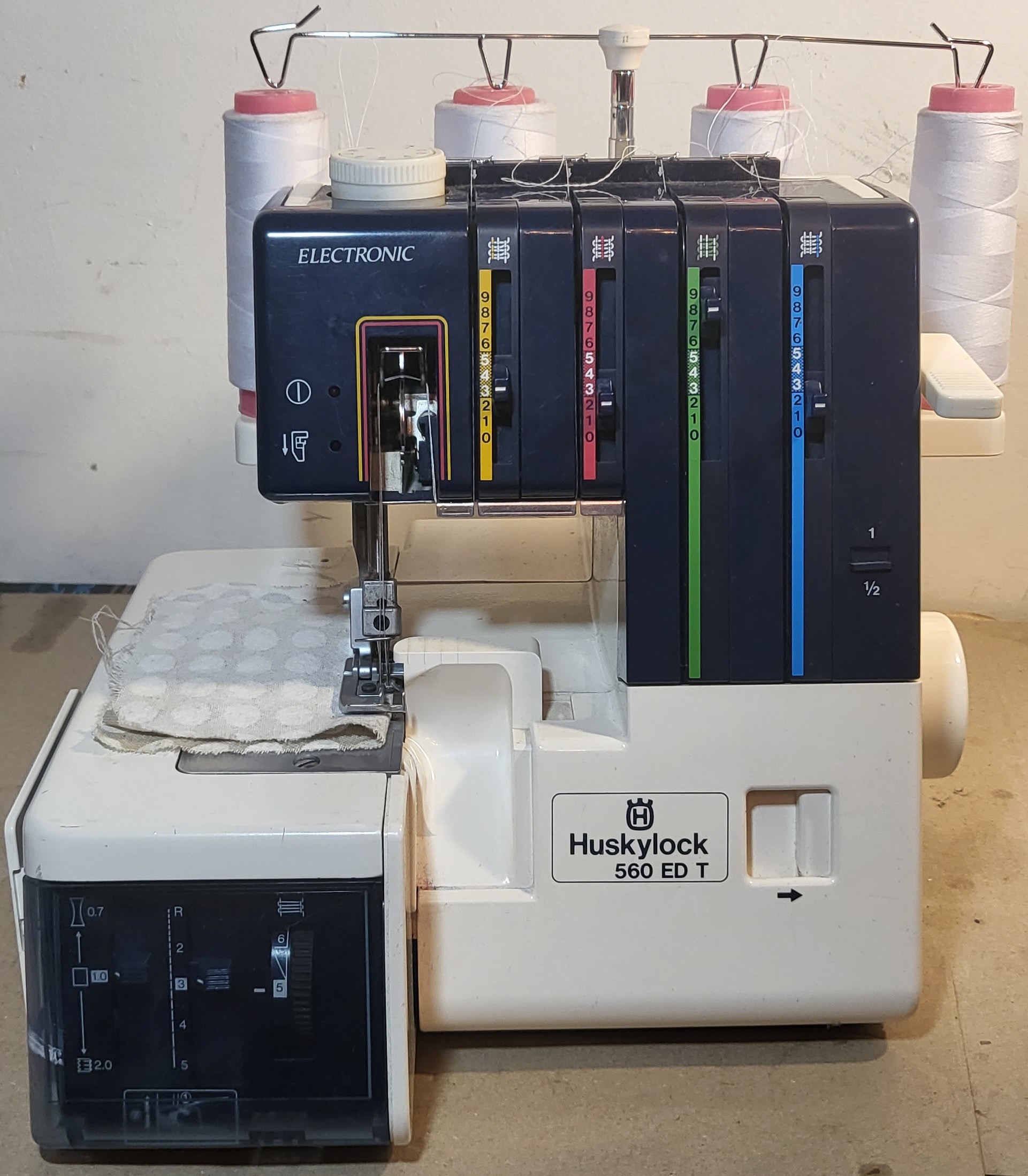 Huskylock 560 ED T - Eye Ma Ozi Collector