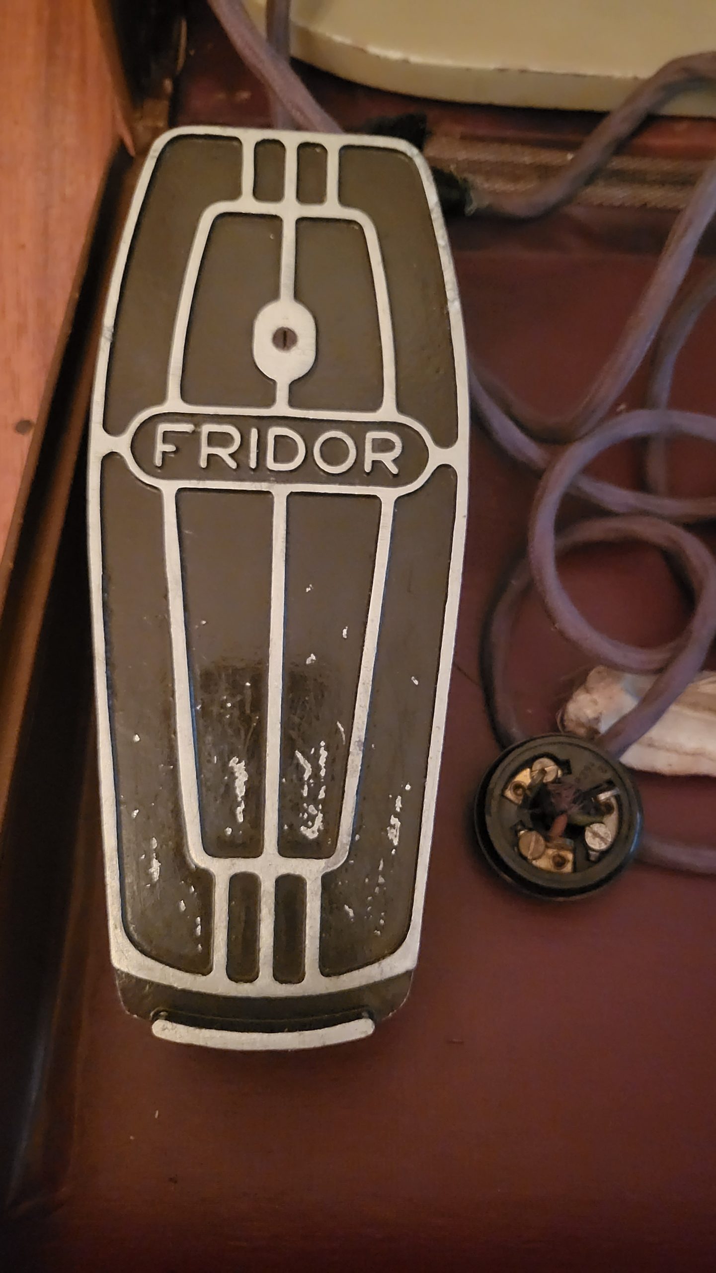 Fridor, Dutch vintage sewing machine. - Eye Ma Ozi Collector